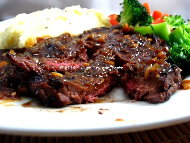 Steak daging sapi dengan saus lada hitam, kentang tumbuk dan sayur ...