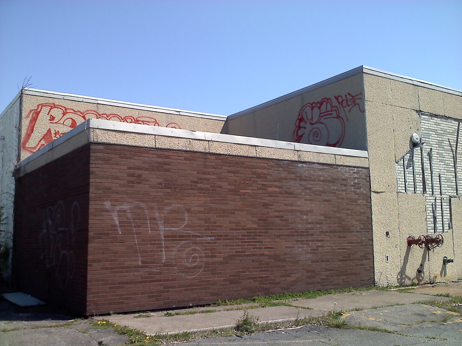 Dead and Dying retail: Former Giant Tiger / Gaylord's in Lorain, Ohio