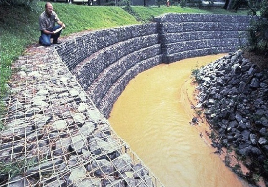 Mengenal Lebih Bersahabat Bronjong Kreatif Atau Gabion - Desain Rumah ...