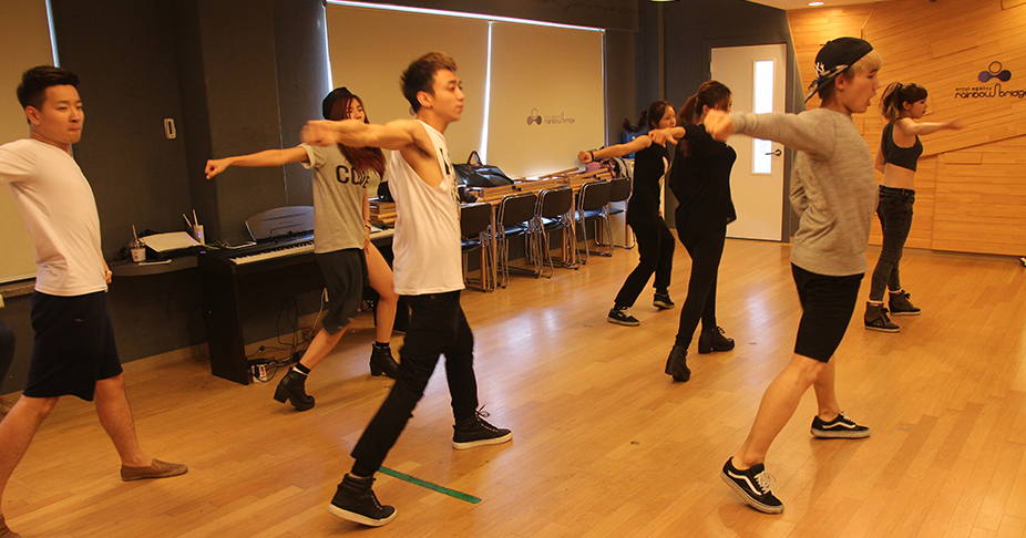 EL KPOP: FORMACION SISTEMATICA DE ARTISTAS DE KPOP