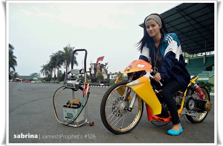 MODIFIKASI MOTOR: CEWEK RACING