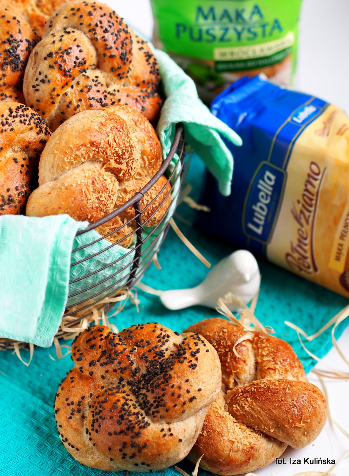 Domowe pieczywo. Bułeczki pszenne razowe na śmietanie, z serem ...