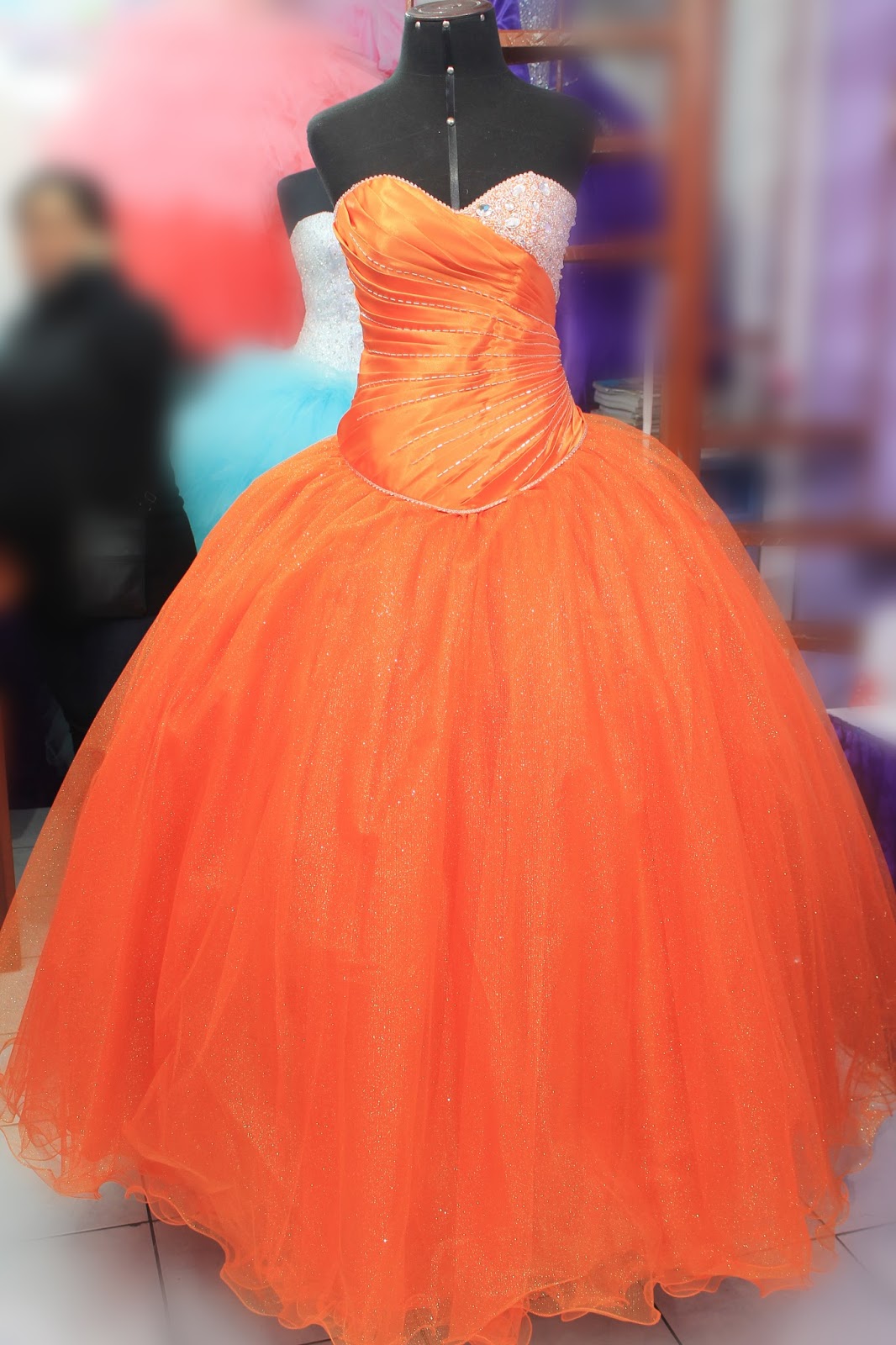 Creaciones Clovis Andrea Teens: Vestido de 15 años Naranja drapeado