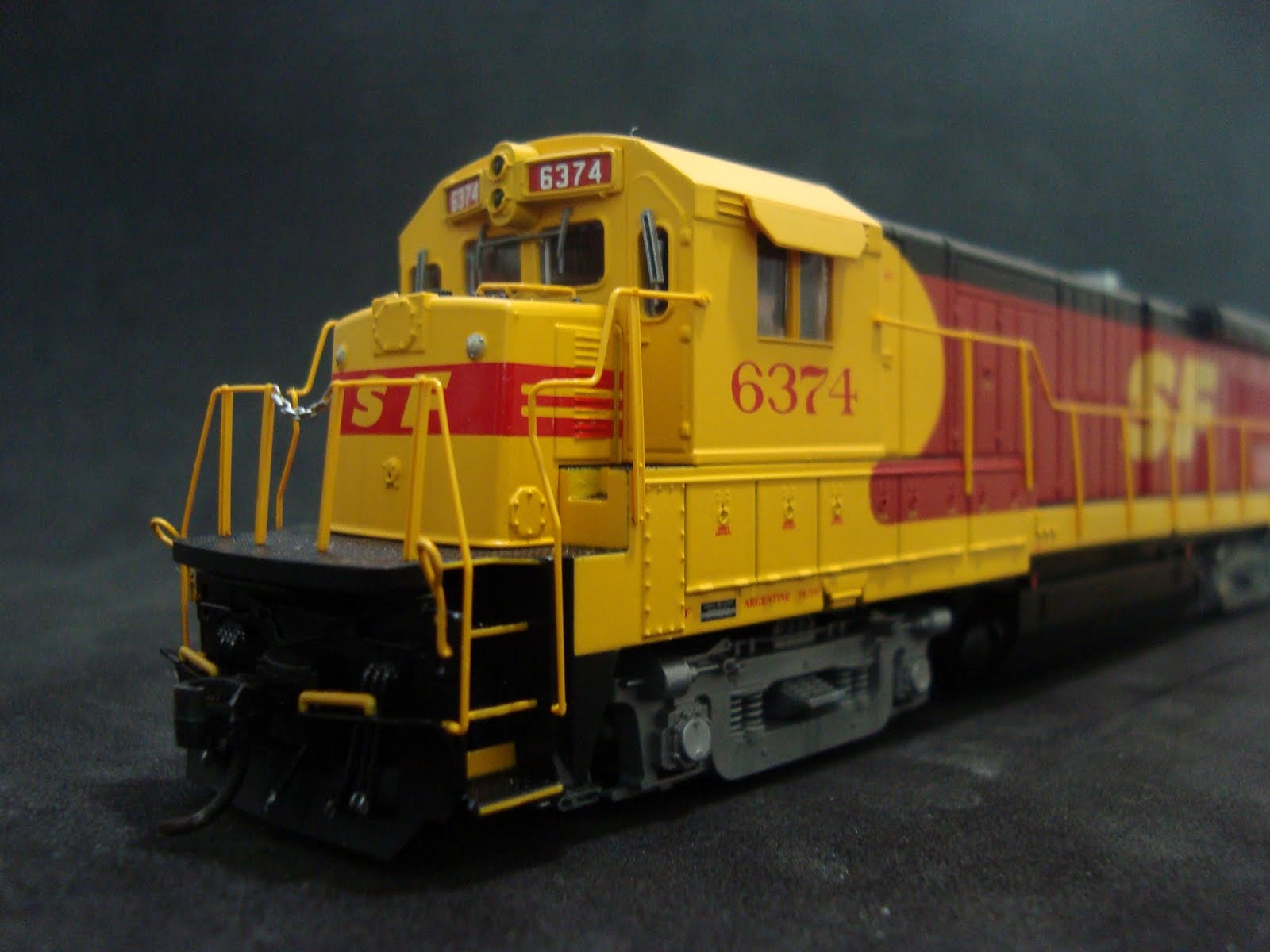 SFTRENS Ferromodelismo HO DCC: Locomotiva GE B23-7 ATSF Kodachrome Atlas Gold DCC
