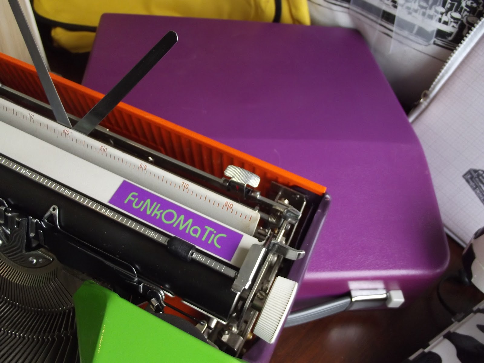 oz.Typewriter: FuNkY Atomic Retro Typewriter For Sale!