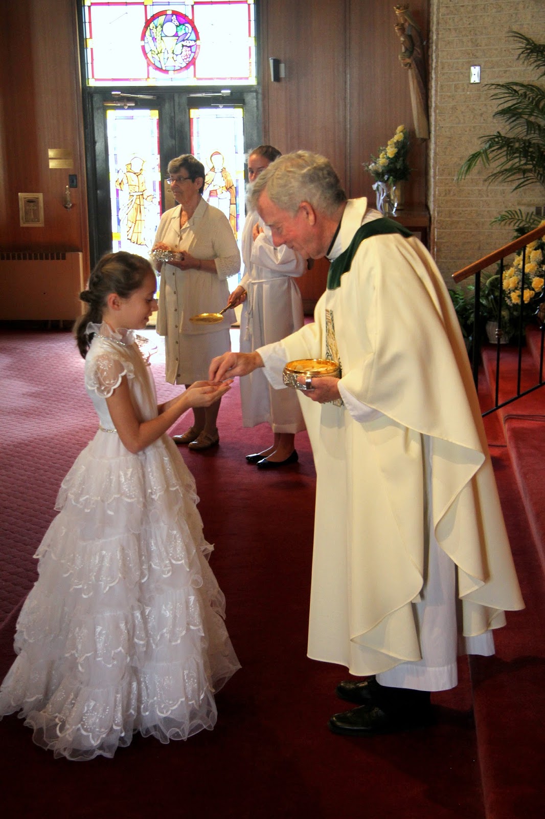 la famiglia: Our First receives her First Communion