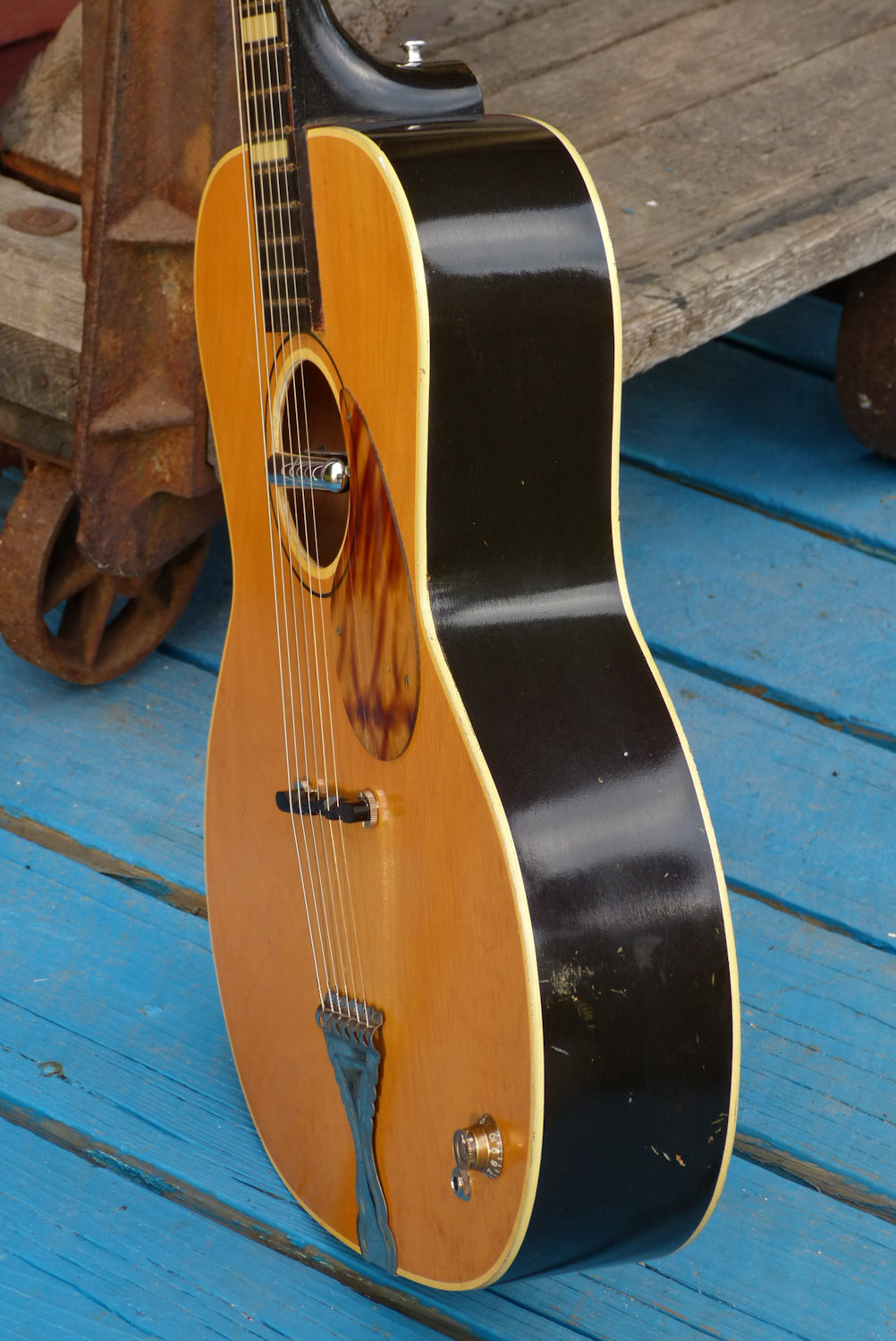 1950s United-made Howard Electrified 000-Size Flattop Tailpiece Guitar