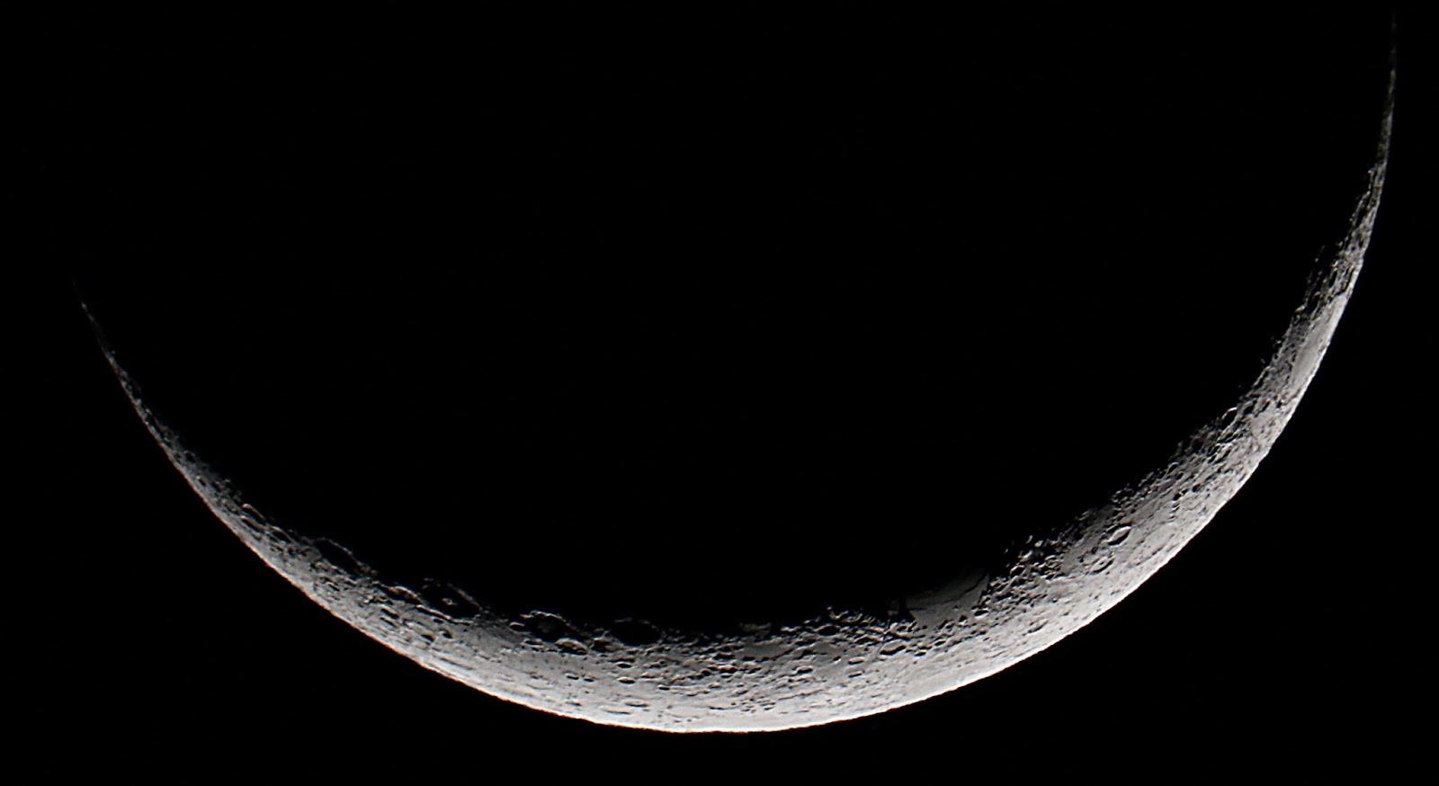 Pictures of my Universe: The Crescent Moon