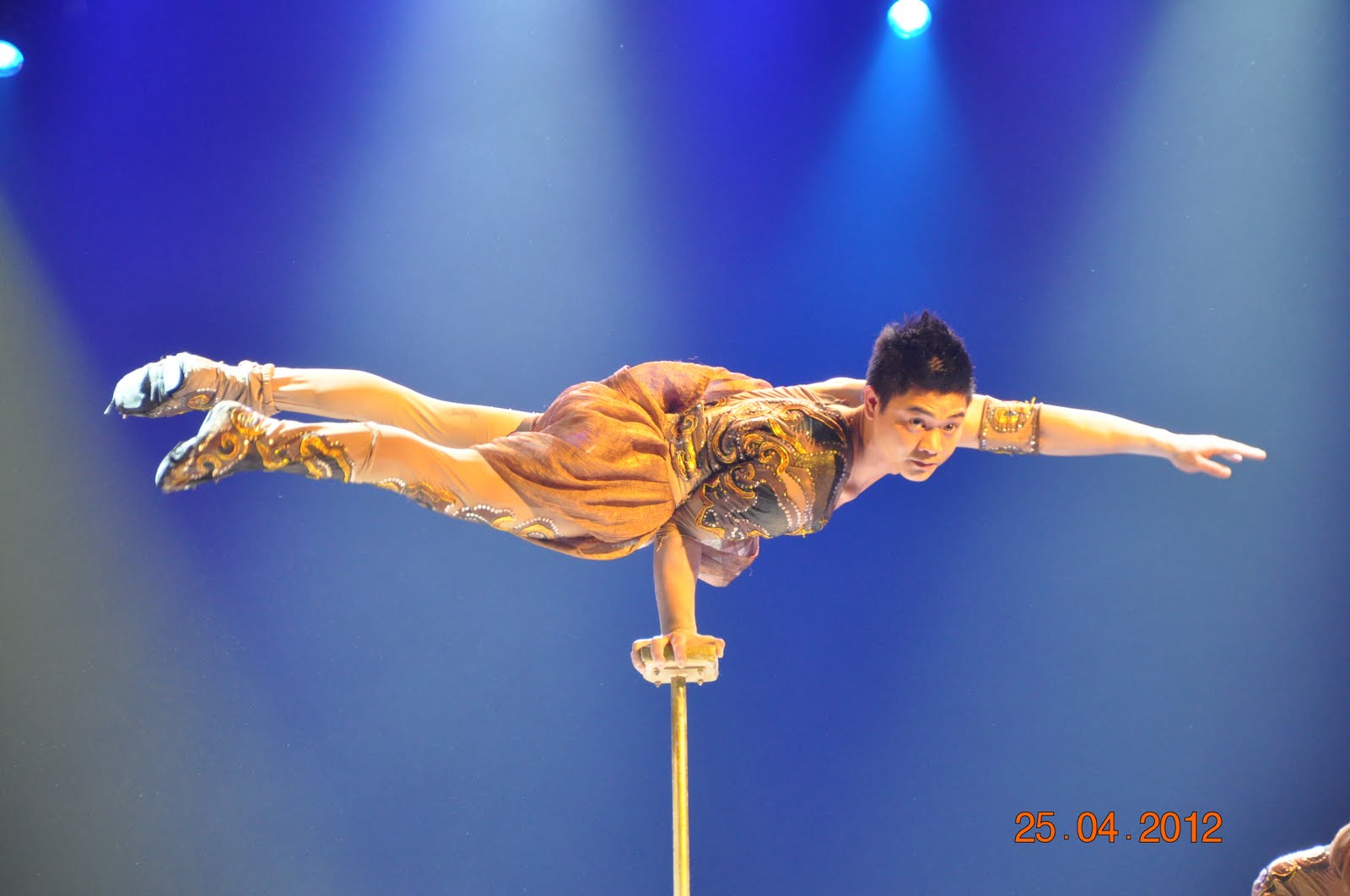 Do Outro Lado do Mundo: O Show Acrobático