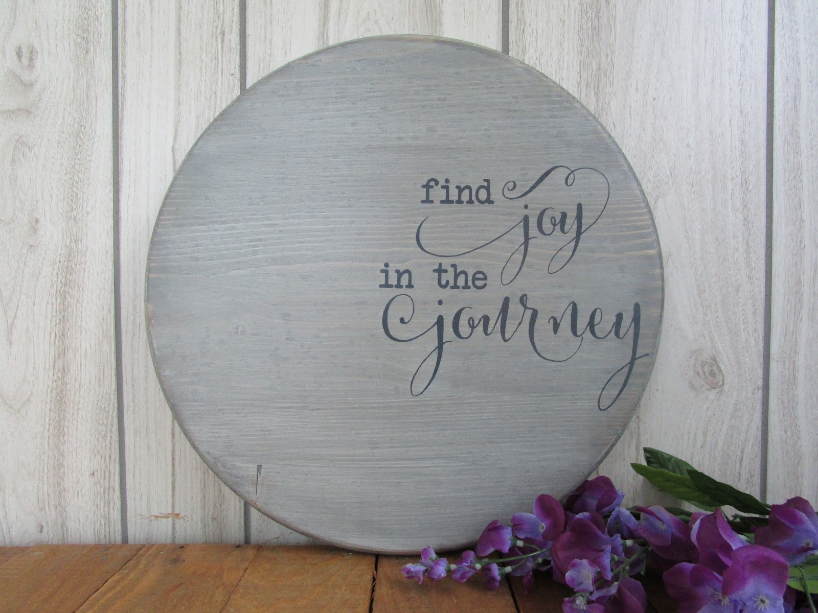 Northwoods Attic: Round Distressed Farmhouse Style Wood Signs