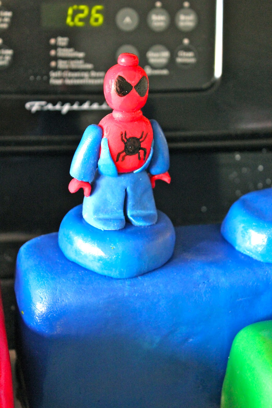 Hayley's Cakes!!: Avengers Lego Cake