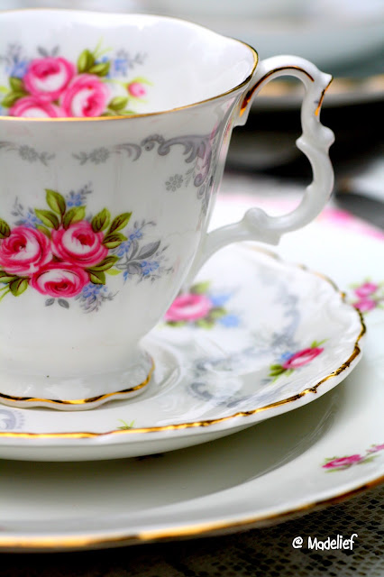 Madelief: Vintage tea in the garden