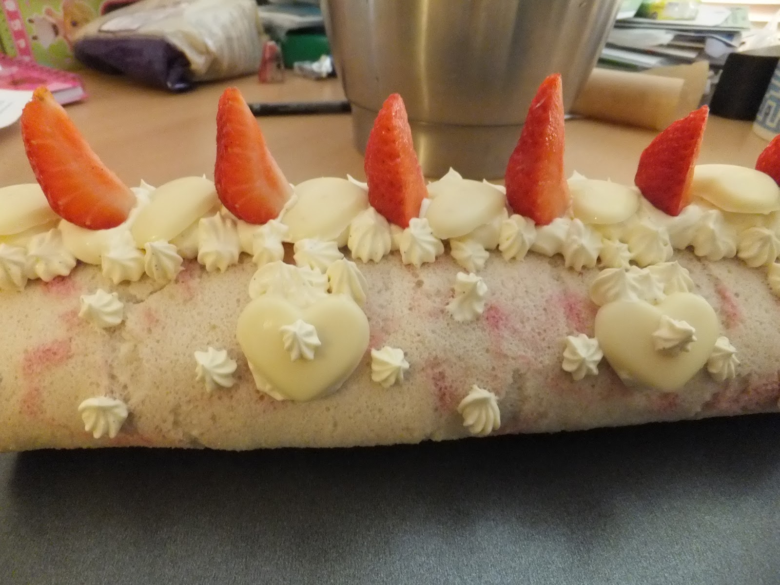 three2tea: Strawberry and White Chocolate Swiss Roll
