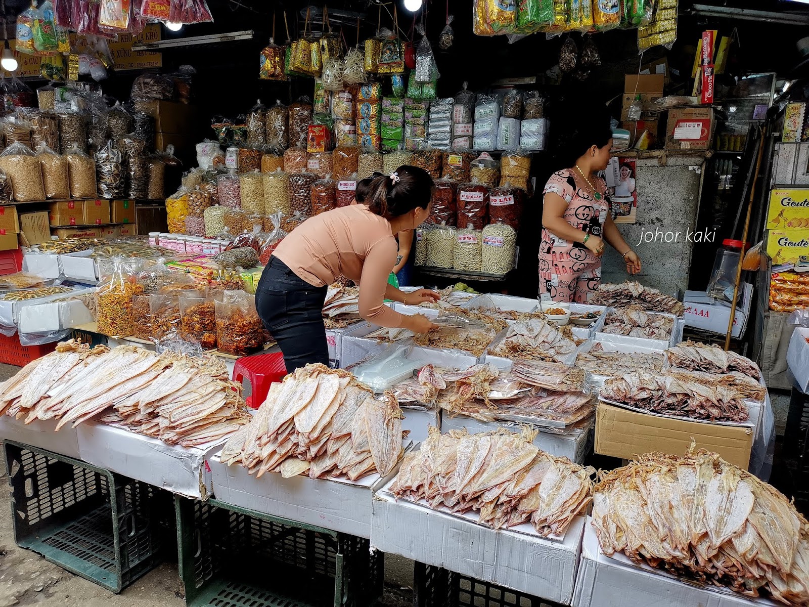 Things to See & Eat at Historic Cho Dong Ba Market in Hue |Tony Johor ...