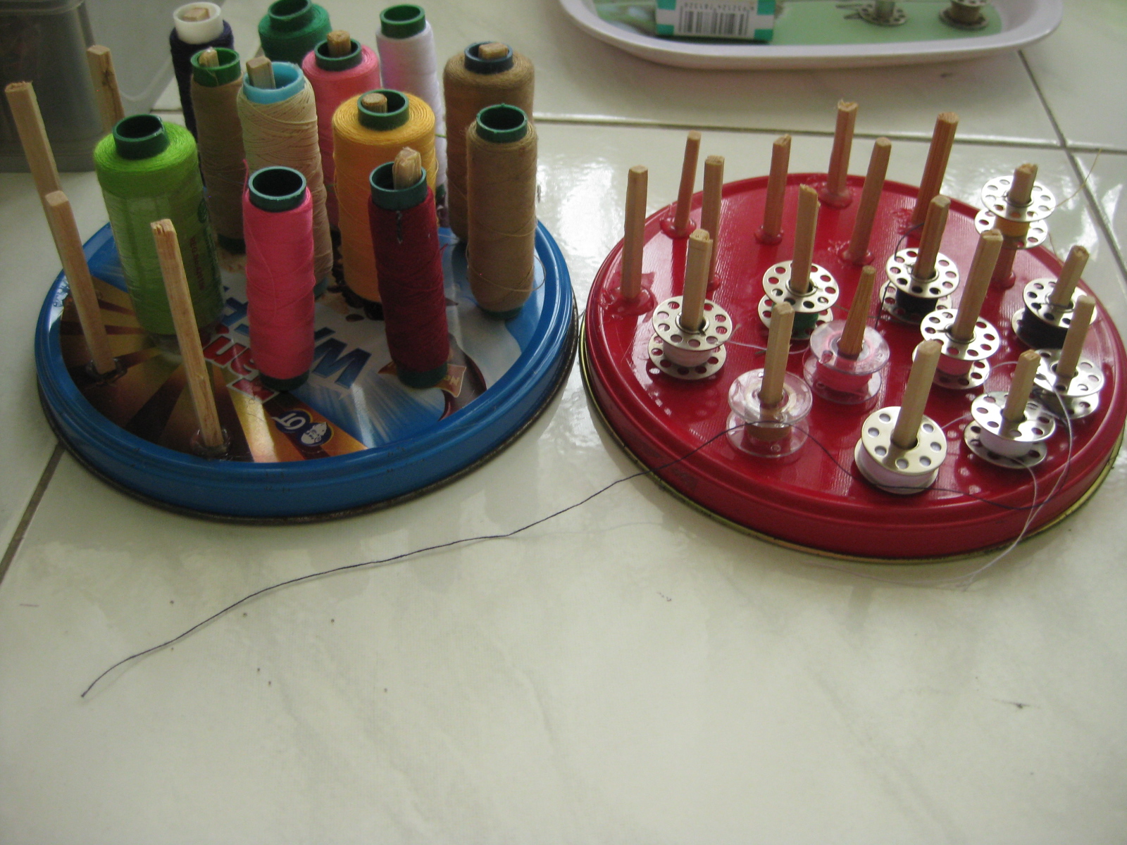 Nounite: DIY cara membuat tempat benang dan spul agar tertata rapi