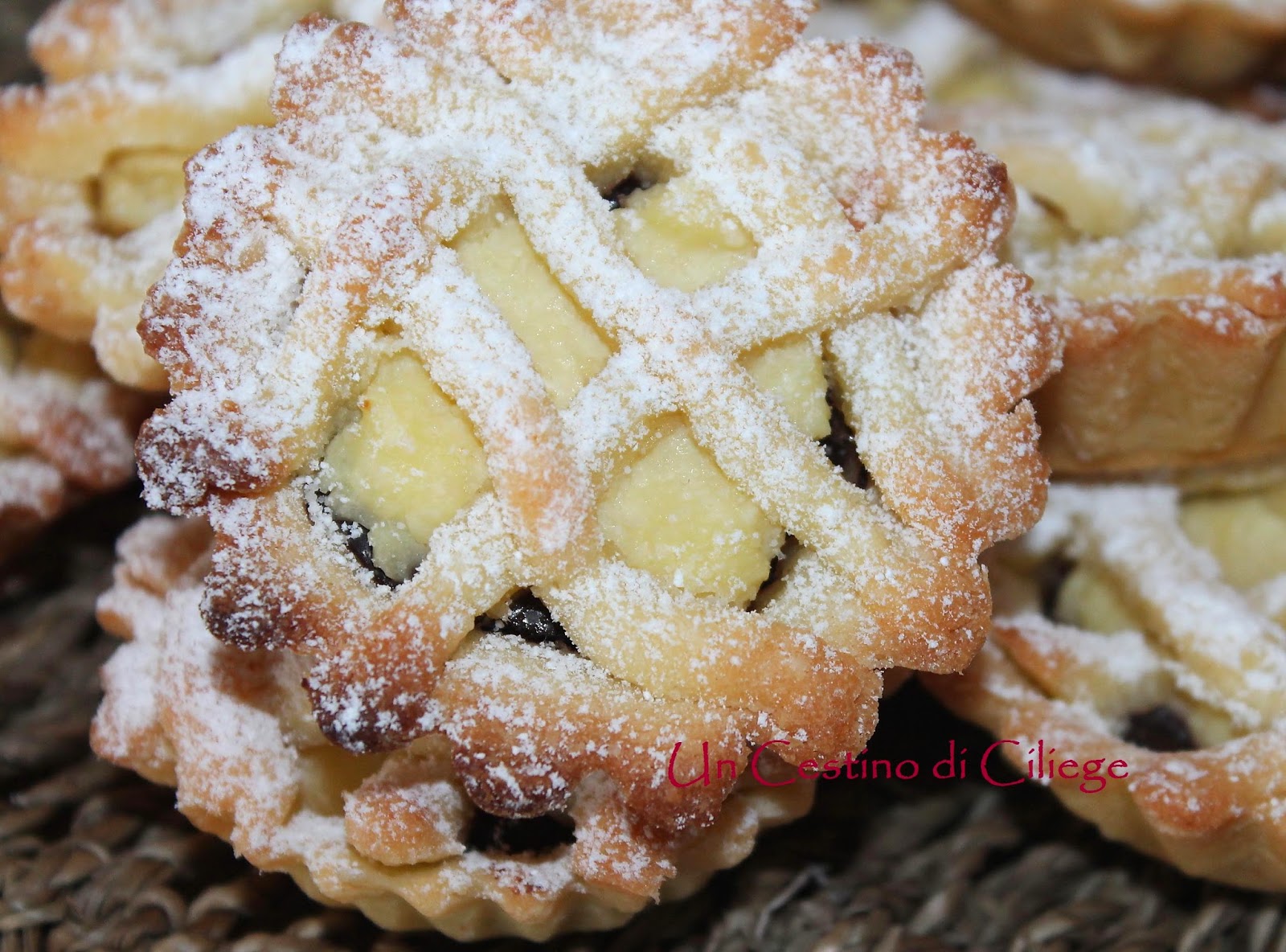 Un cestino di ciliege: Mini Crostatine al Cocco con Doppia Farcitura