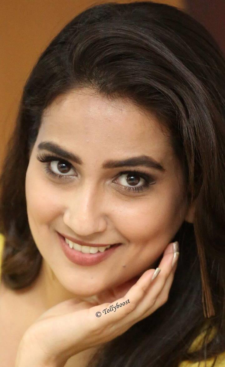 Indian Beautiful TV Anchor Manjusha Chubby Cheeks Dimple Face Close Up ...