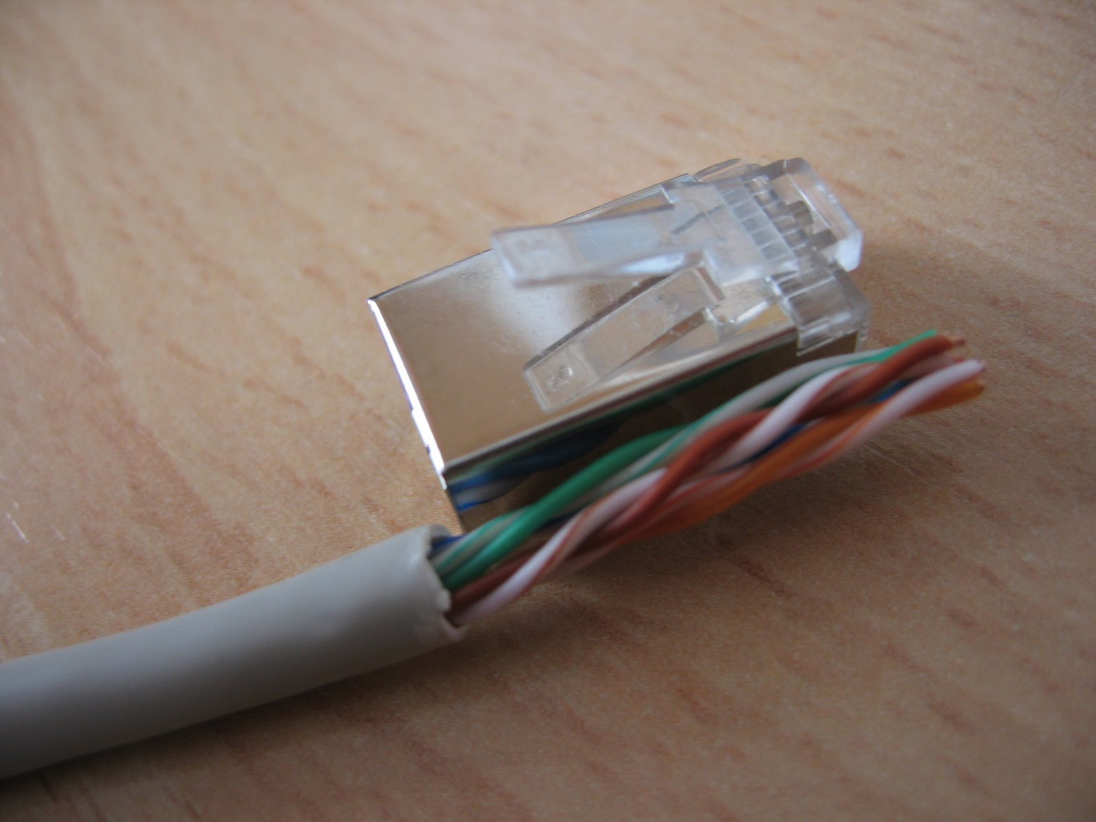 Como introducir un cable UTP a un conector RJ-45