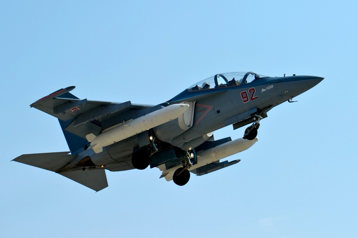 GAMBAR PESAWAT TERBANG: Jet Latih Tempur Yakovlev Yak-130 (Tiga)