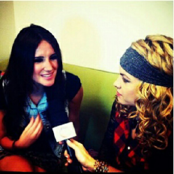 Rebelde Minha Vida: Foto: Lua Blanco entrevistando Dulce Maria.