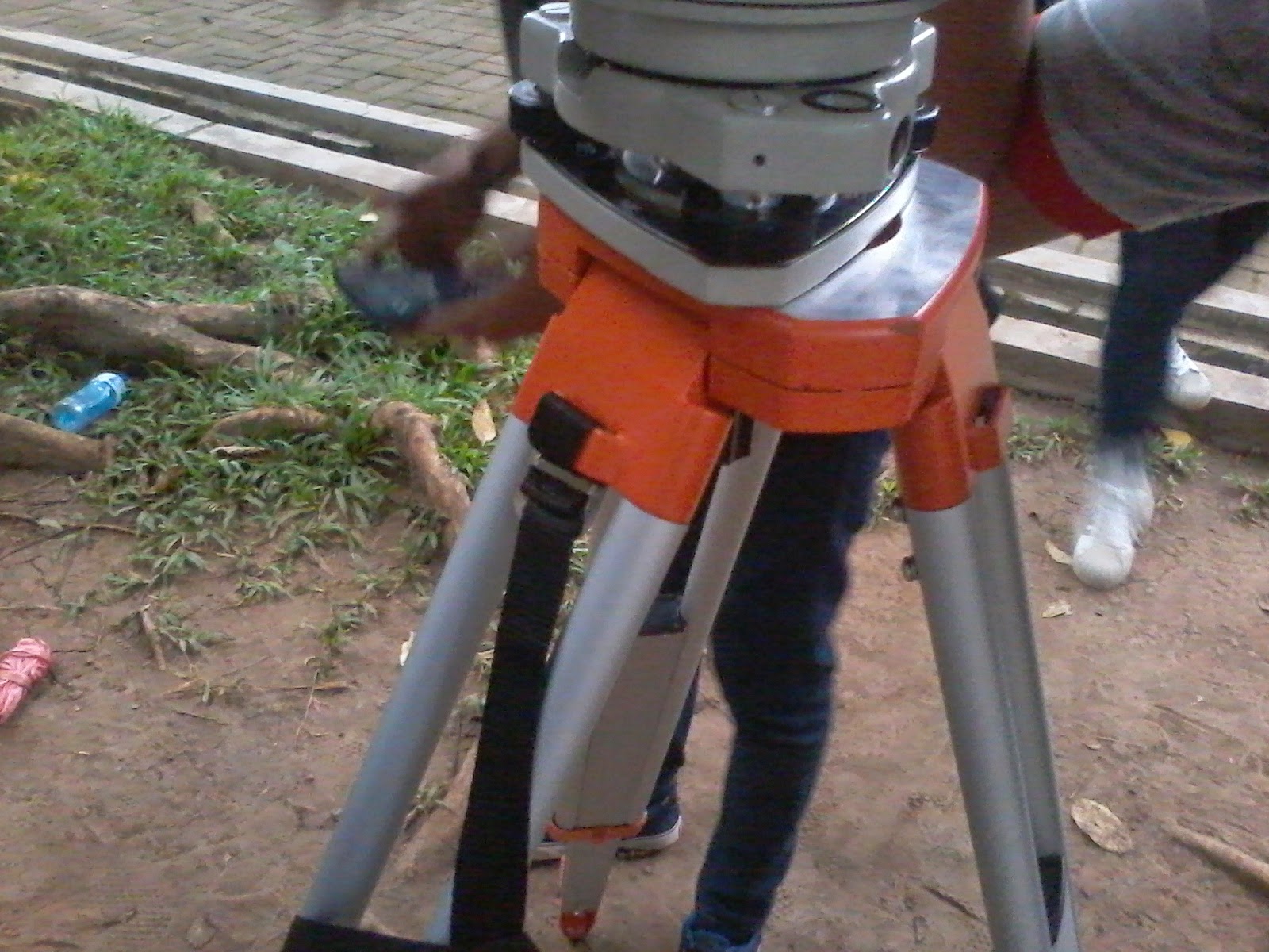 informasi teknologi : Alat Bantu dan Alat Ukur (Theodolite)