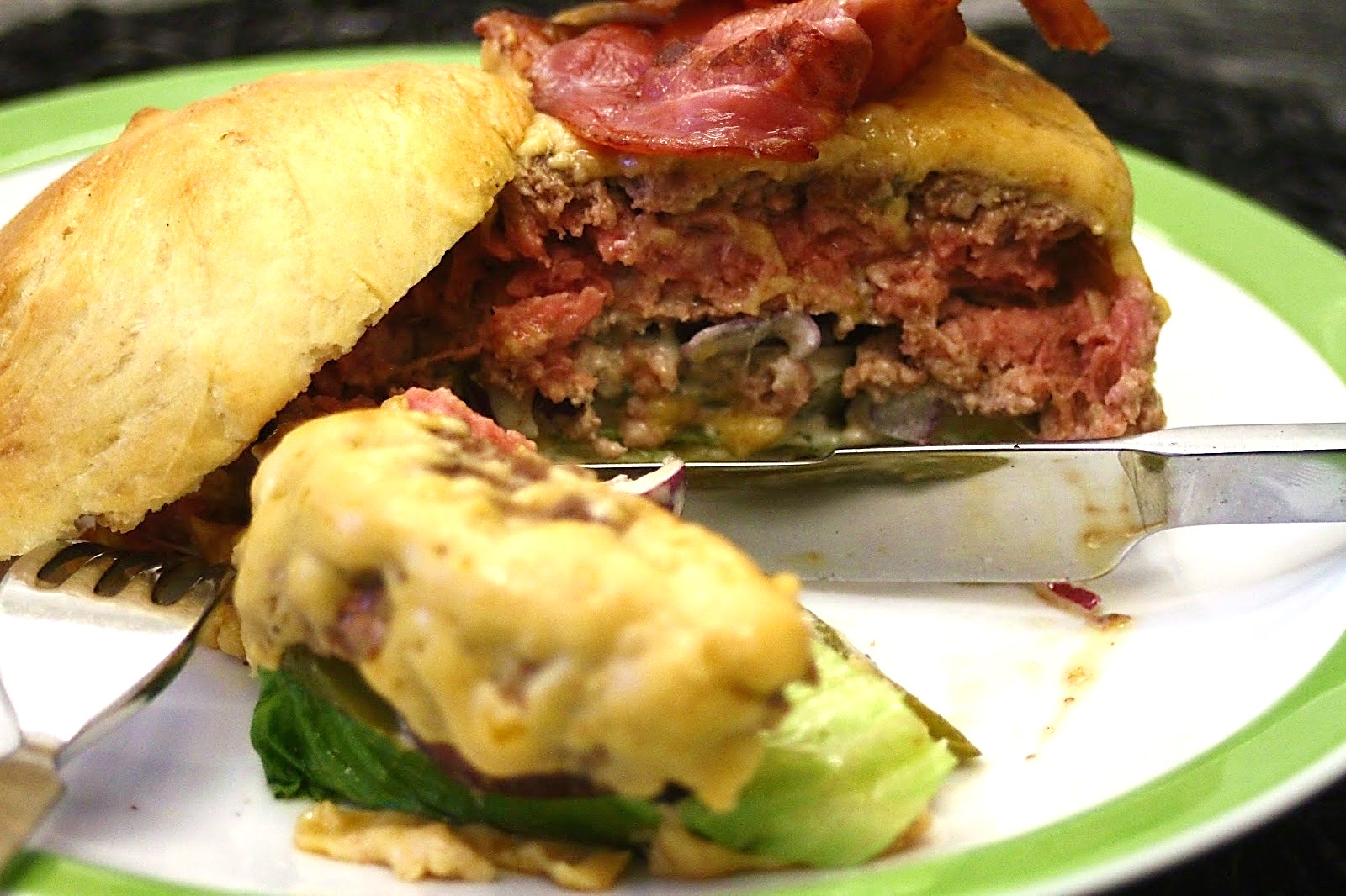 epätrendikäs ruokablogi: Welsh Rarebit Burgers