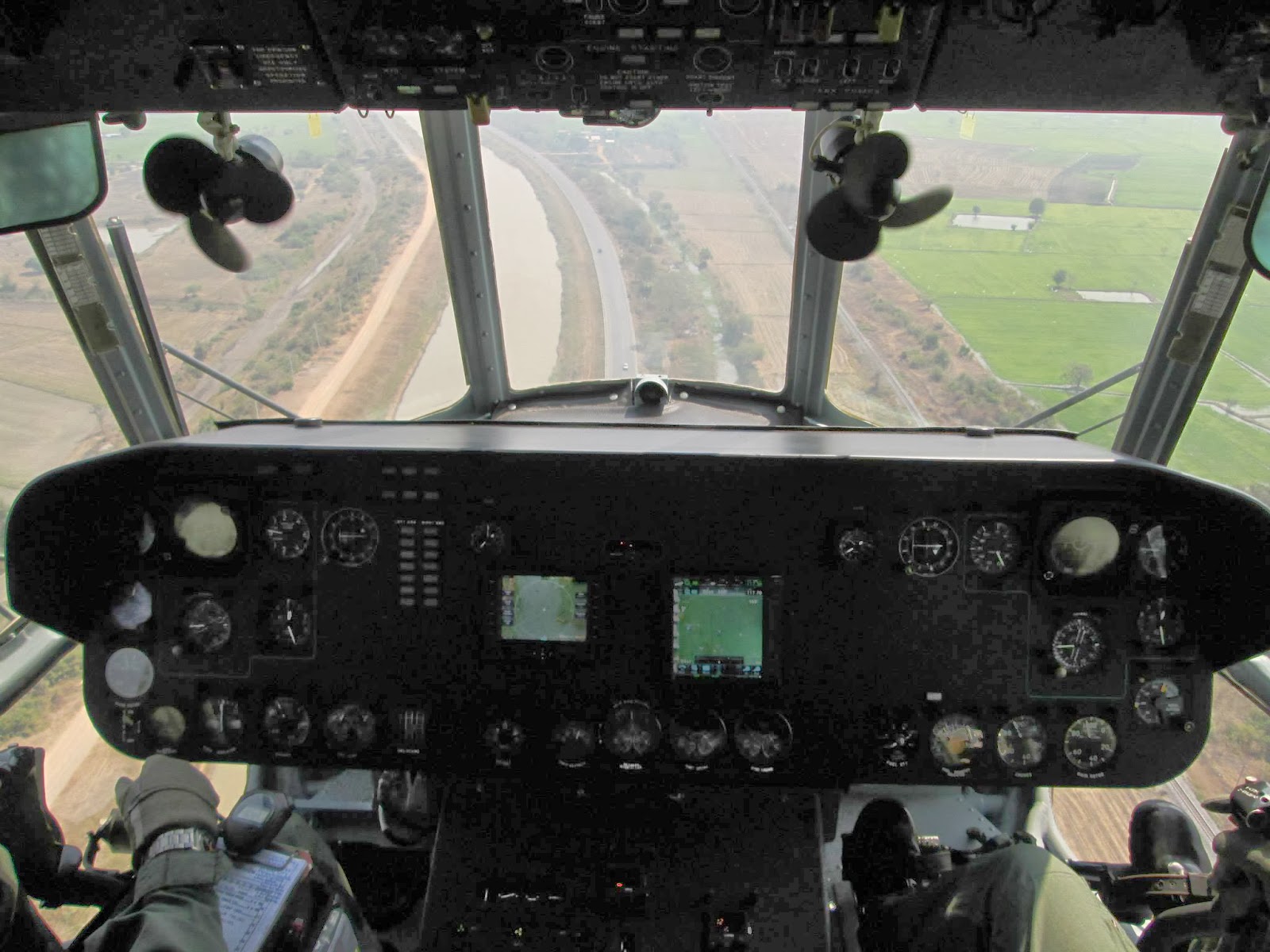 THAIDEFENSE-NEWS: ภาพ Cockpit ของ MI-17V5 - Royal Thai Army