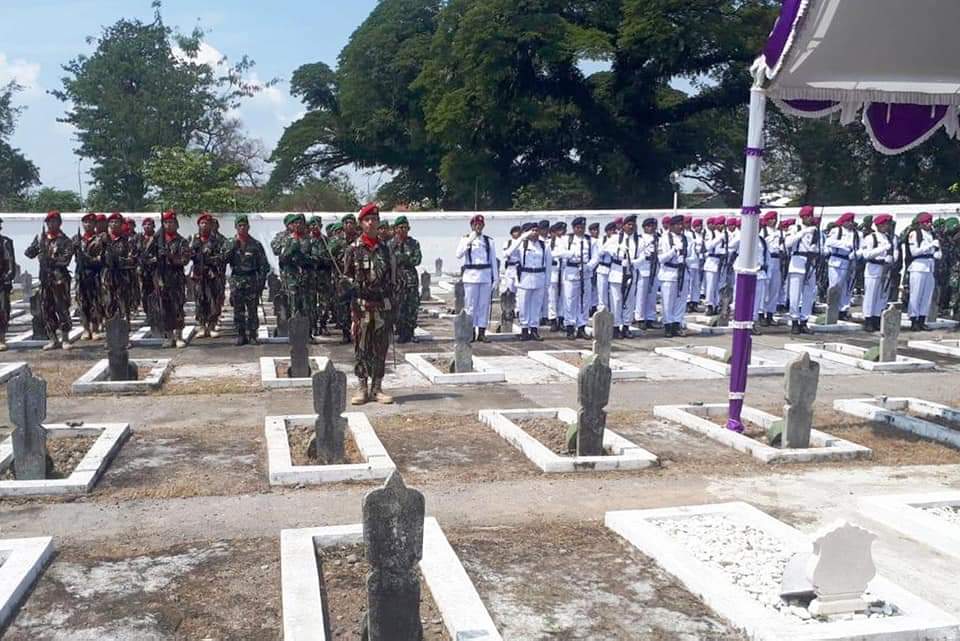 Jiwa Korsa, Prajurit Marinir Ikuti Upacara Pemakaman Sertu Anumerta ...