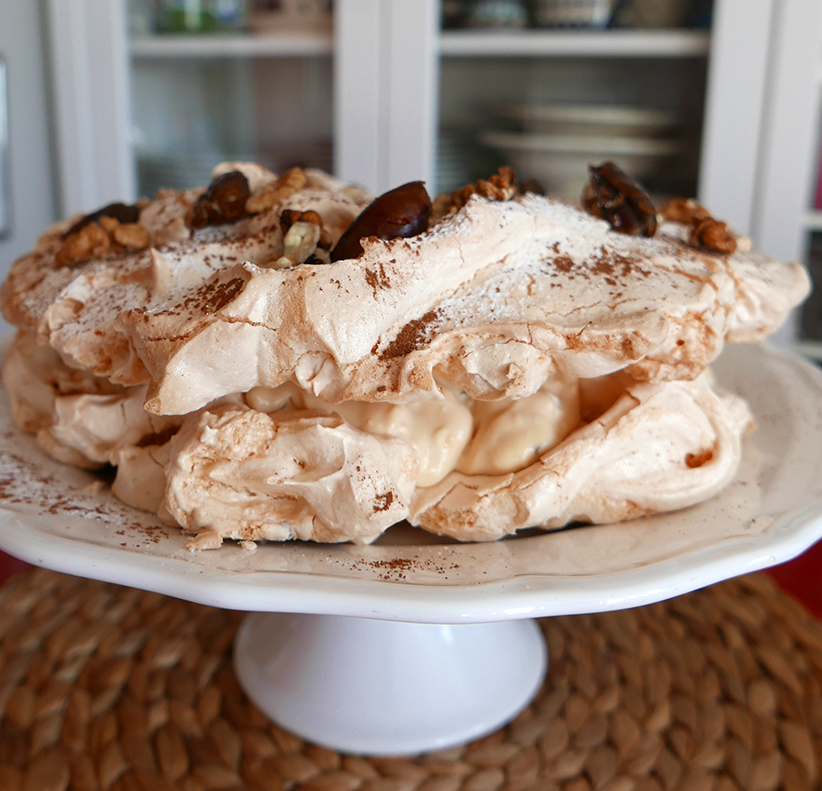 Tort bezowy Dacquoise z daktylami i orzechami | Jem Krem