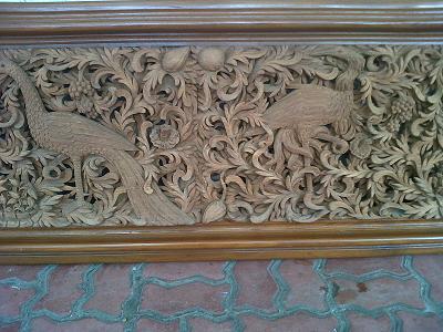 PERSENENGAN: relief dari kayu jati