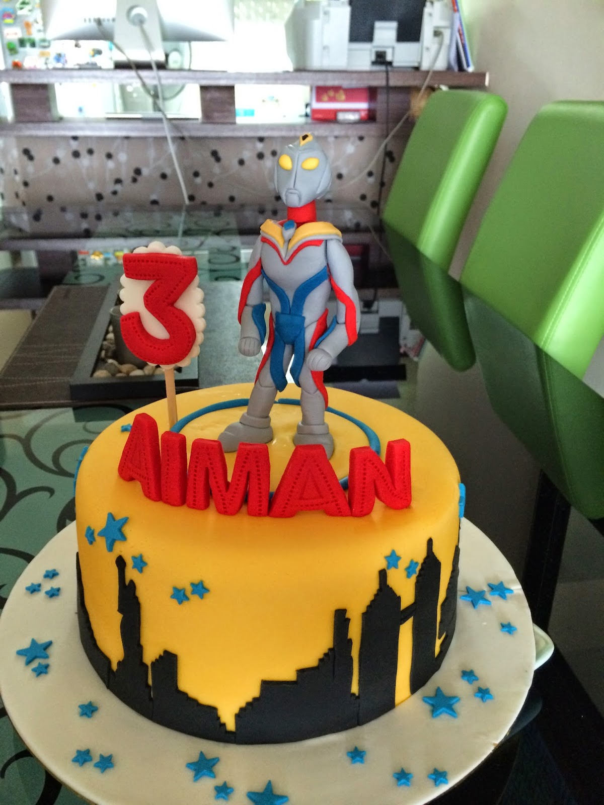 CoMeLiCiOuS: Ultraman Cake