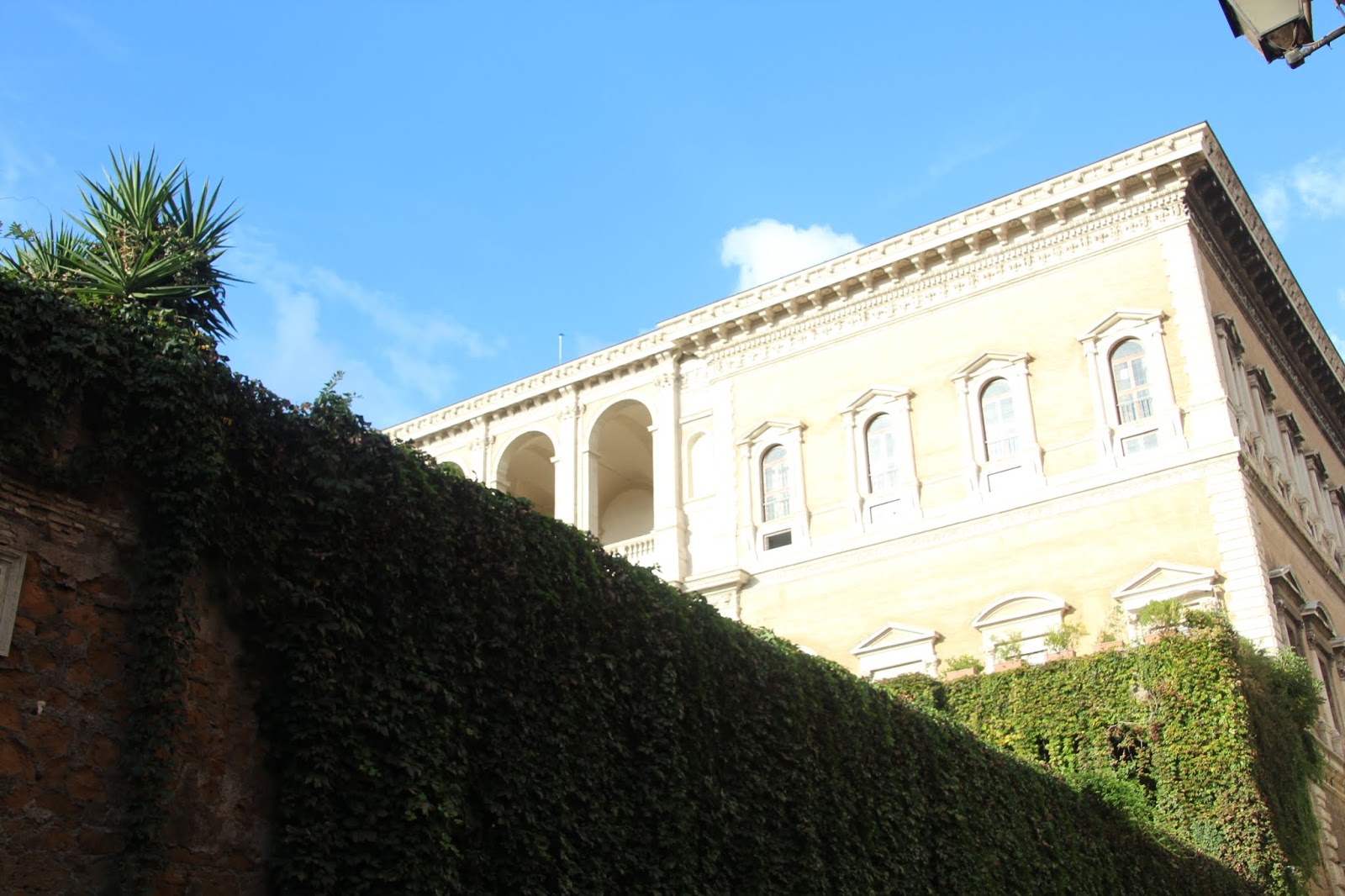 Historia y Genealogía: Villa Farnesina y Plaza Farnese. Roma