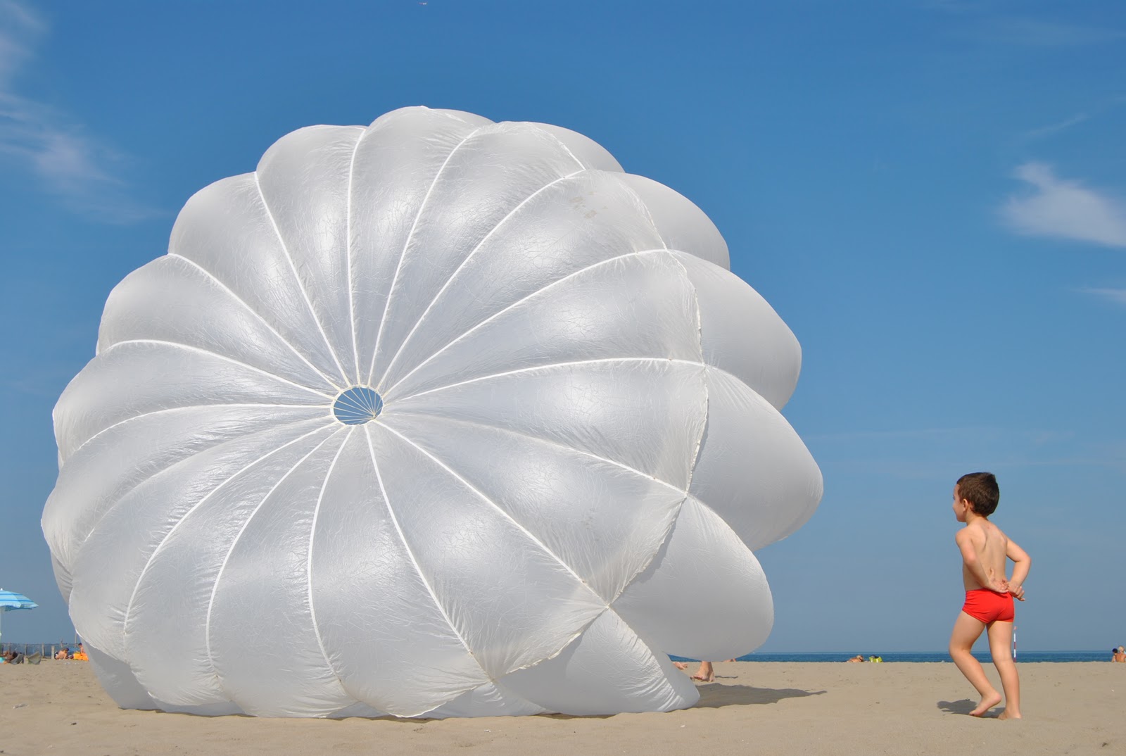 lacassettiera: un bambino e un paracadute