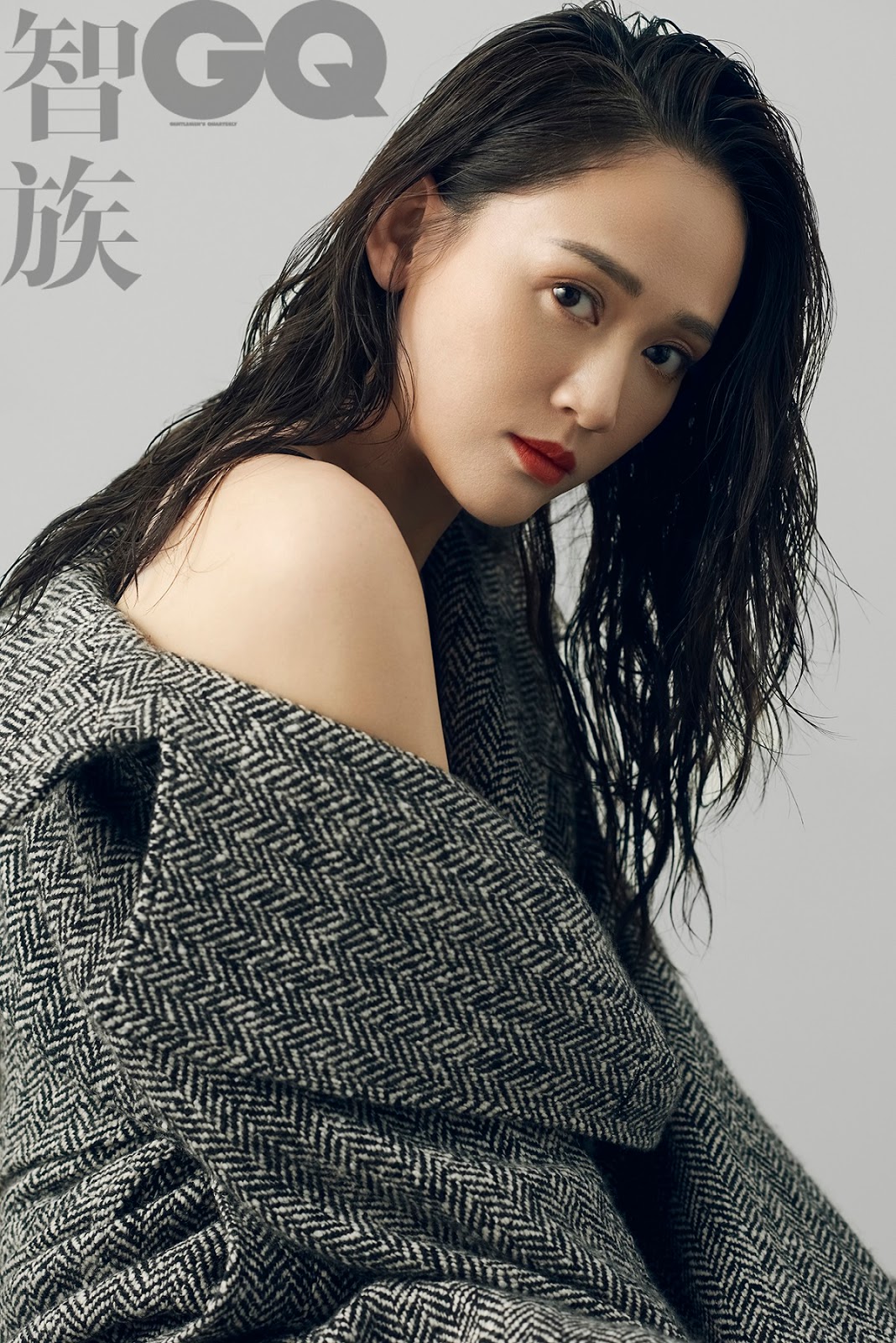 China Entertainment News: Actress Joe Chen covers fashion magazine