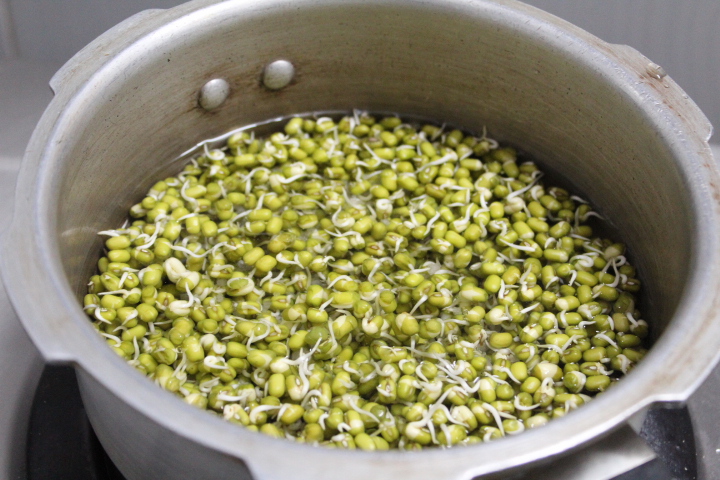 PASIPAIRU KUZHAMBU / SPROUTED GREEN MOONG DAL KUZHAMBU
