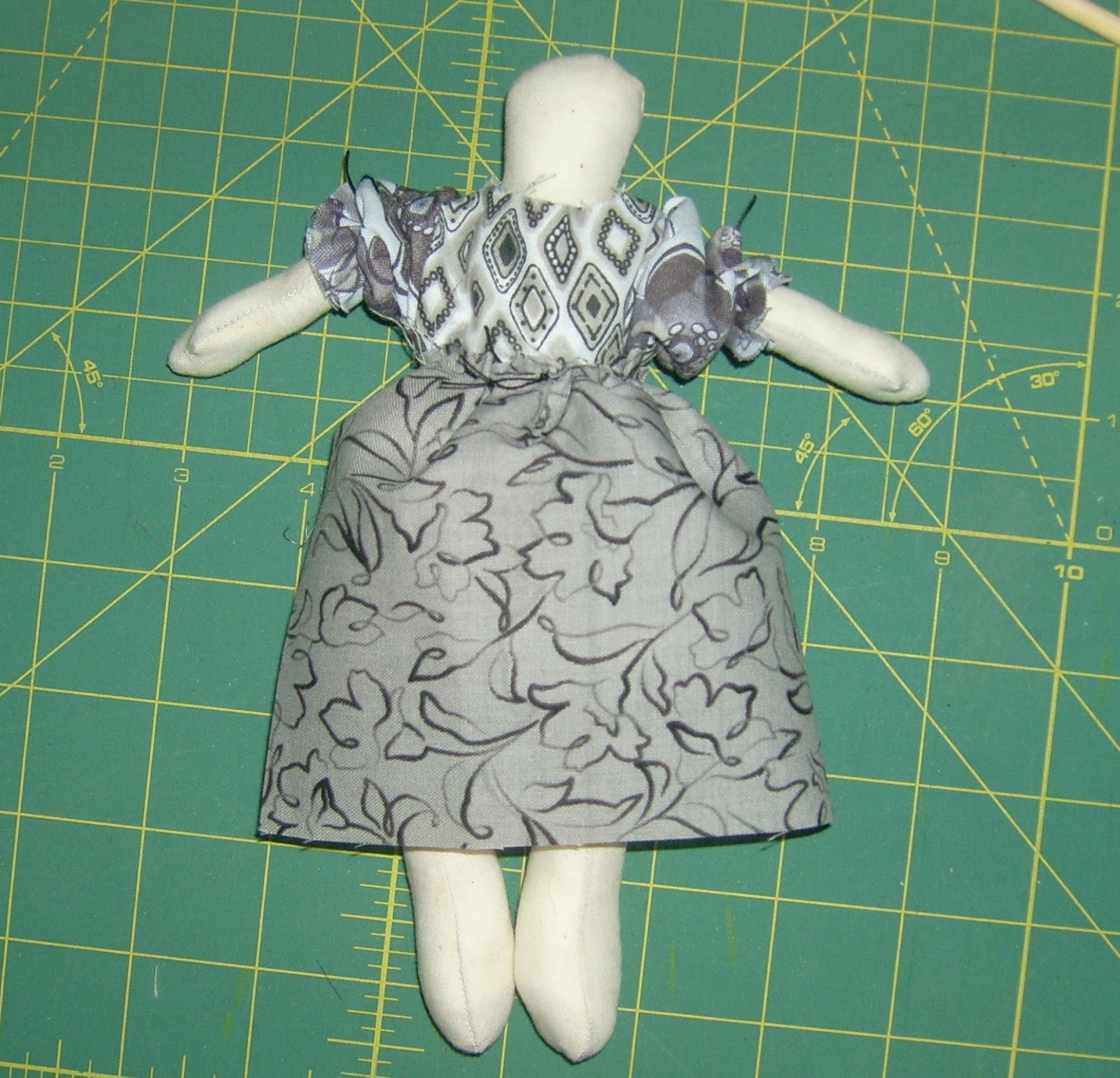 VROOMANS QUILTS: Mini Doll Tutorial