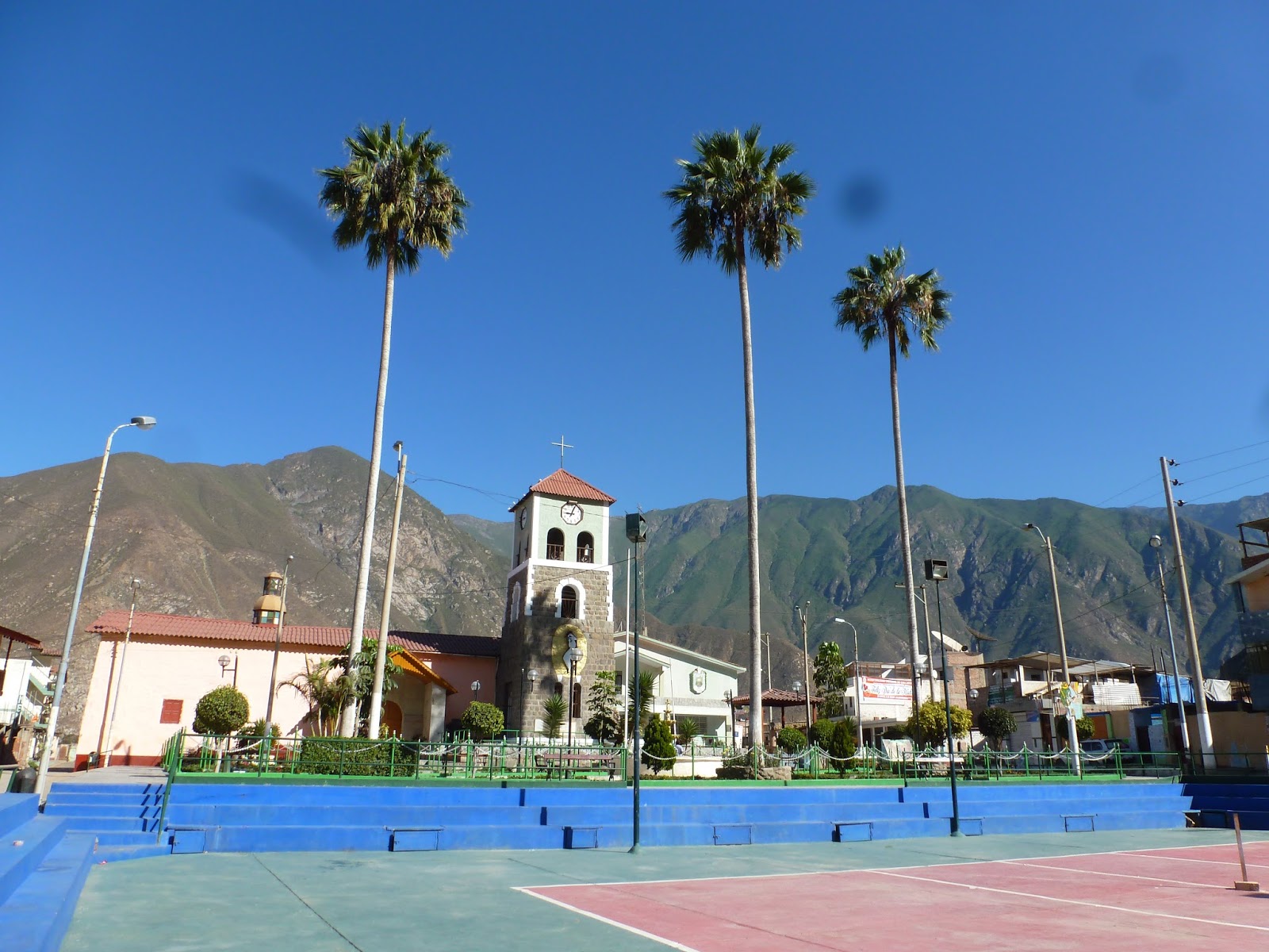 Laura's travels ...: Callahuanca, pueblo de la chirimoya!