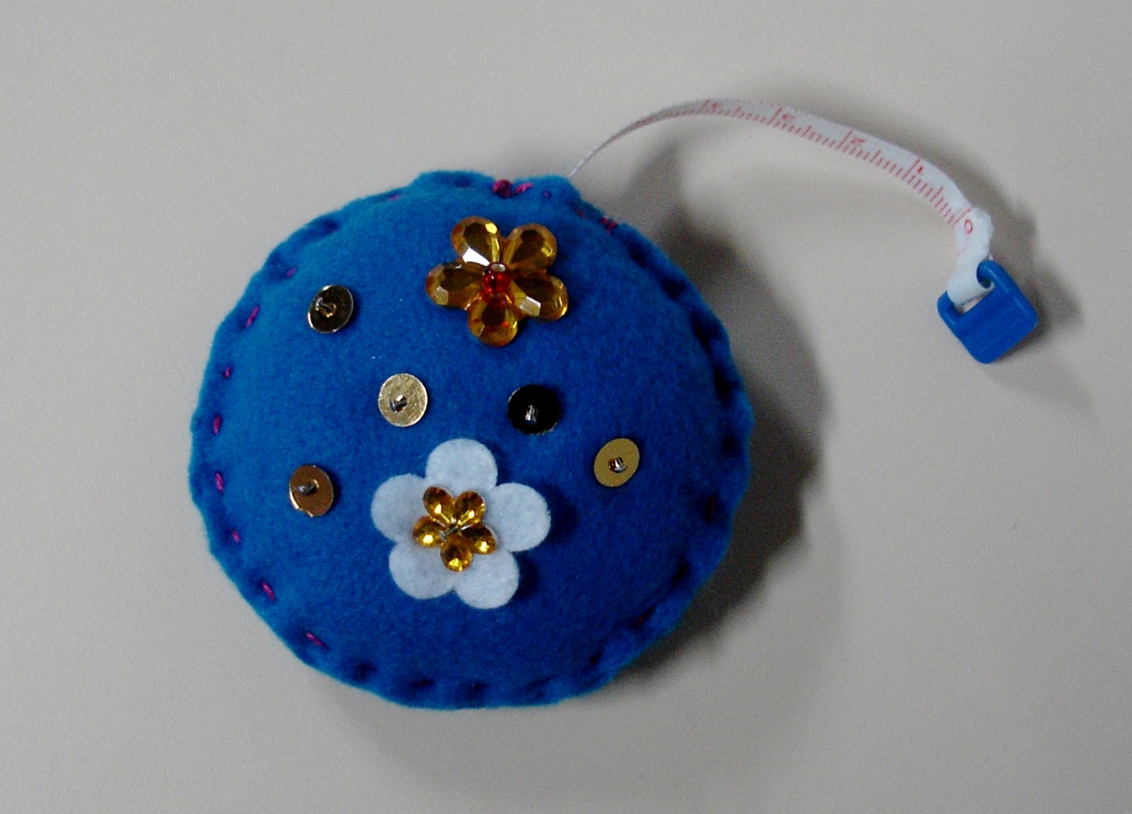 Artes da Vick: Mini Trena e Agulheiro em Feltro