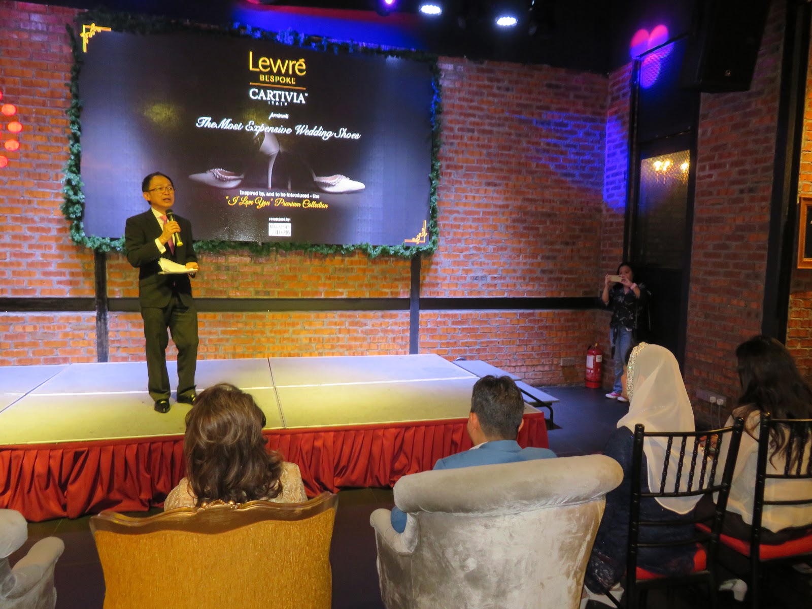 Kee Hua Chee Live!: RM5 MILLION 1,188 WHITE DIAMONDS WEDDING SHOES ...