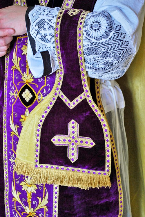Valor Crucis: Ornamentos del Sacerdote