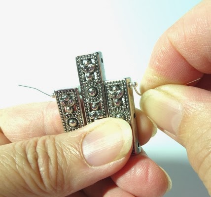 How to Make a Pendant from 3-Hole Connectors / The Beading Gem