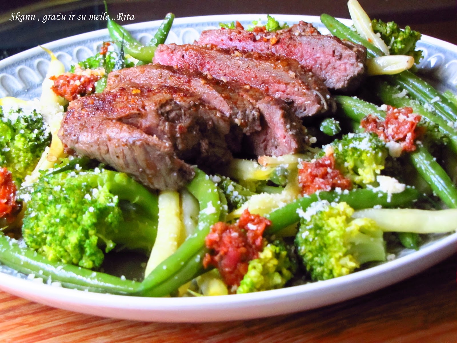 Ritos receptai : Jautienos steikas su šparaginėmis pupelėmis ir brokoliais