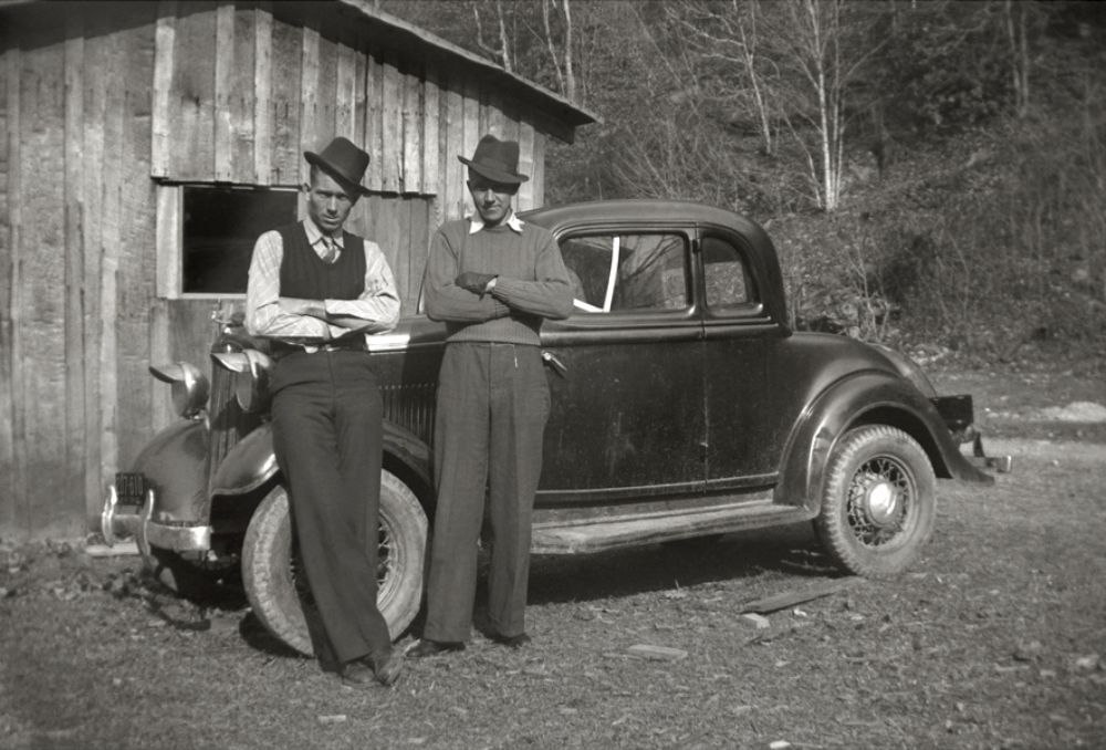 50 Fascinating Vintage Photos of People Posing With Their Family Cars ...
