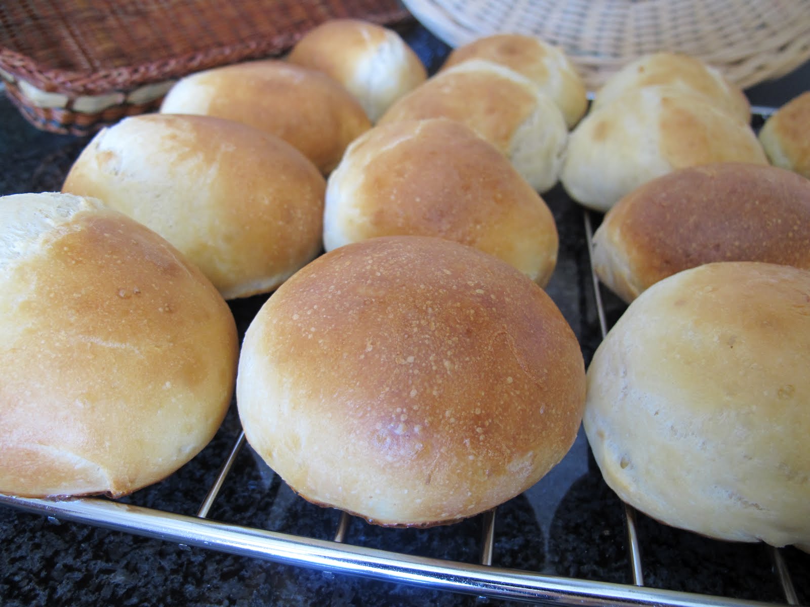 Kreasi Dapur Iis Sukendar: Roti bulat lembut (Dinner Roll)