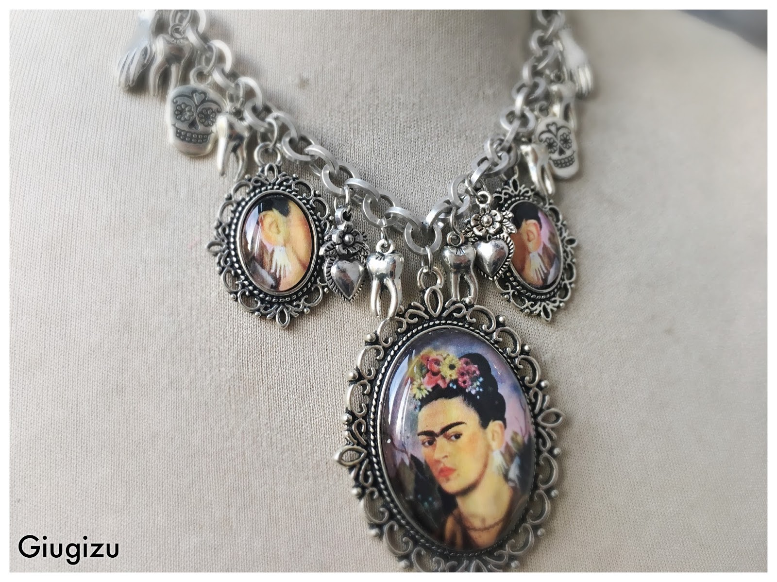 Frida Kahlo hands, hearts & teeth accessories - Parure Frida Kahlo mani ...