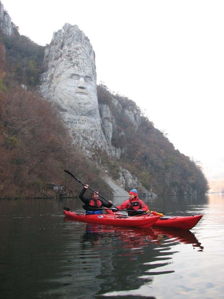 La defilare, în defileu – Romania vazuta din caiac
