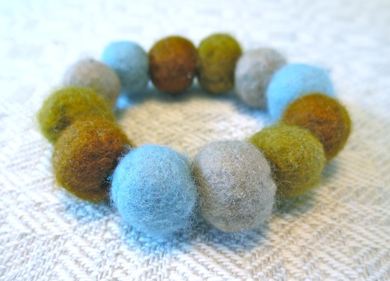Create oh la la: DIY Tuesday: A Wool Bracelet | Gör-det-själv-tisdag ...