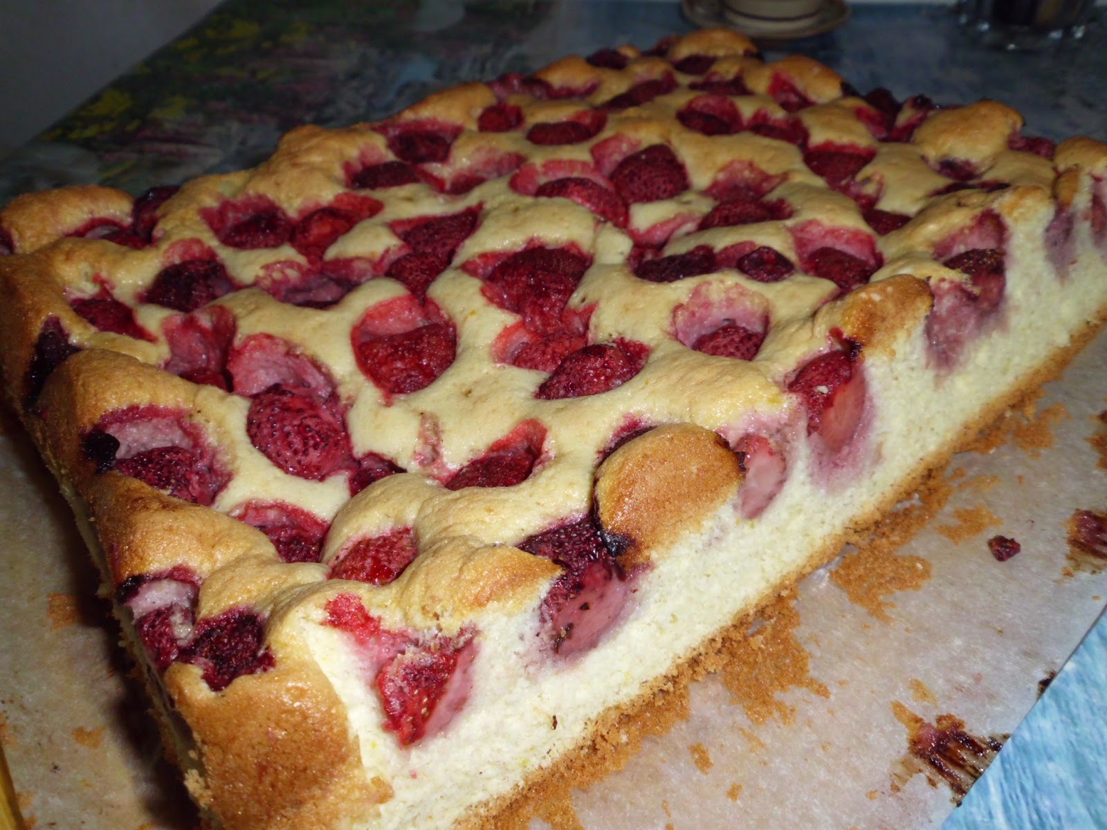 susu: Pandispan cu capsuni/visine