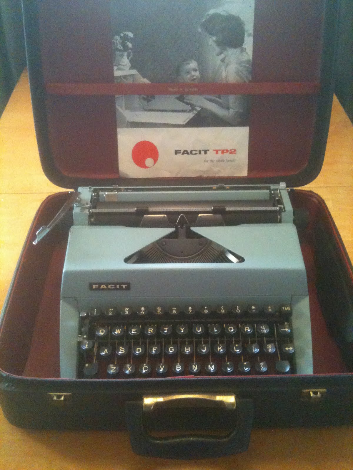 SEATTLE JUNK LOVE: SOLD- vintage Facit P2 portable typewriter- $145