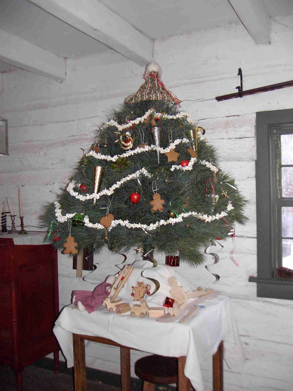 The Wheel & Distaff: Christmas Lore--Day 22